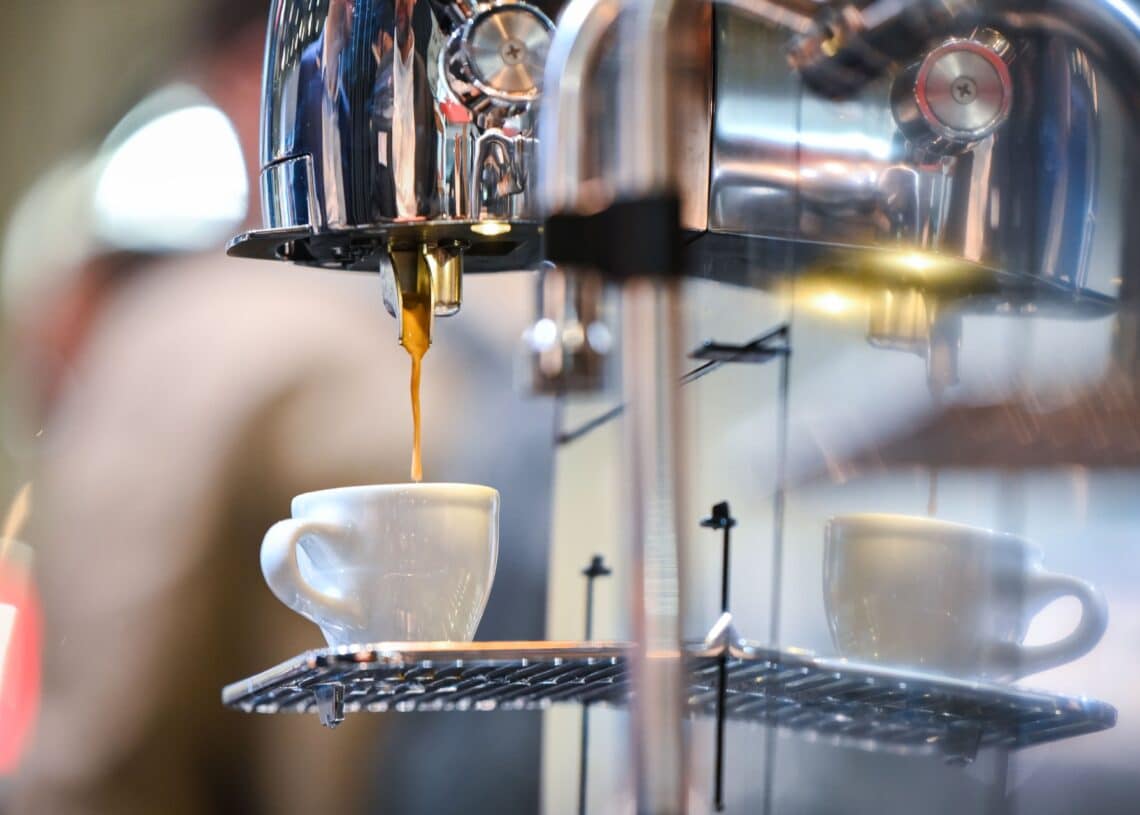 Mechanical coffee harvesting equipment: Mechanisation on the farm ...